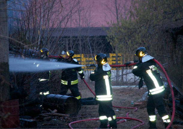 Incendio in una legnaia a Mesenzana - VareseNews - Foto Incendio in una legnaia a Mesenzana - VareseNews - Foto