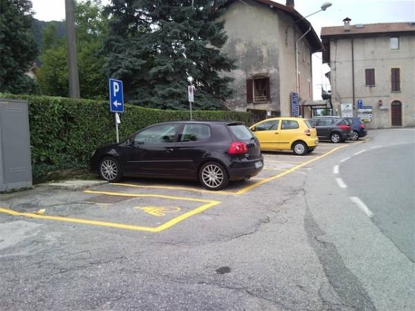 Parcheggi gialli a Castelveccana - VareseNews - Foto
