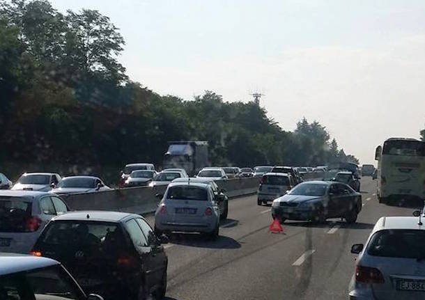 Testacoda in autostrada. Code tra Castellanza e Busto Arsizio Testacoda in autostrada. Code tra Castellanza e Busto Arsizio