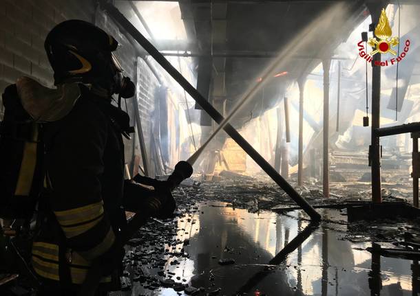 Incendio all'ex cotonificio in Valle Olona, distrutti 3.500 mq di capannoni Incendio all'ex cotonificio in Valle Olona, distrutti 3.500 mq di capannoni