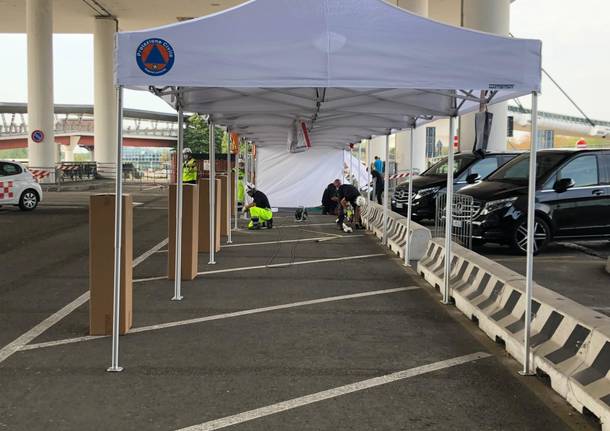 Le nuove postazioni per i tamponi a Malpensa - VareseNews - Foto Le nuove postazioni per i tamponi a Malpensa - VareseNews - Foto