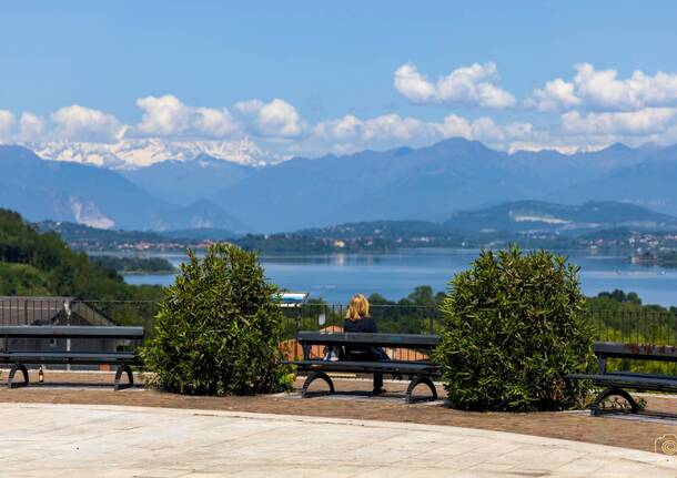 Ammirando il panorama dal belvedere di Azzate - VareseNews