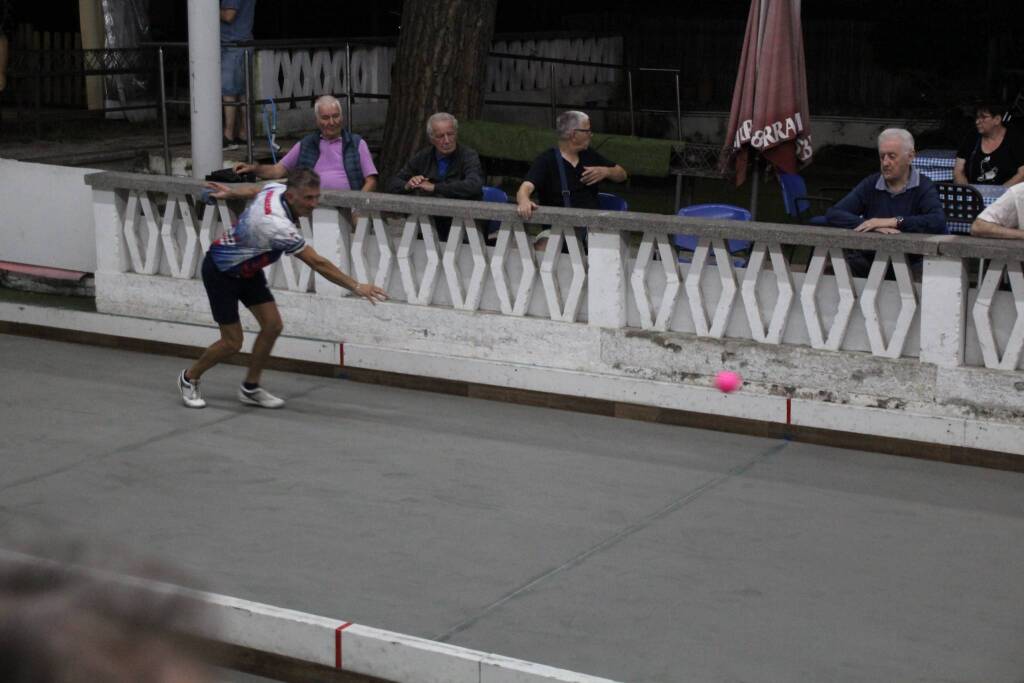 La sfida a bocce al Circolo di Carnago - VareseNews - Foto