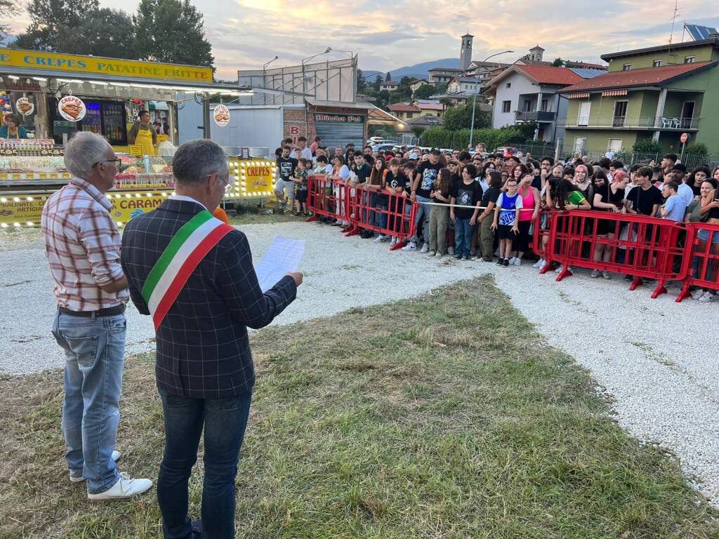 Taglio del nastro per il Luna Park di Luino - VareseNews - Foto Taglio del nastro per il Luna Park di Luino - VareseNews - Foto