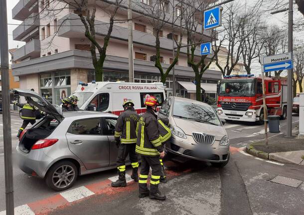 Incidente tra due auto a Busto Arsizio Incidente tra due auto a Busto Arsizio